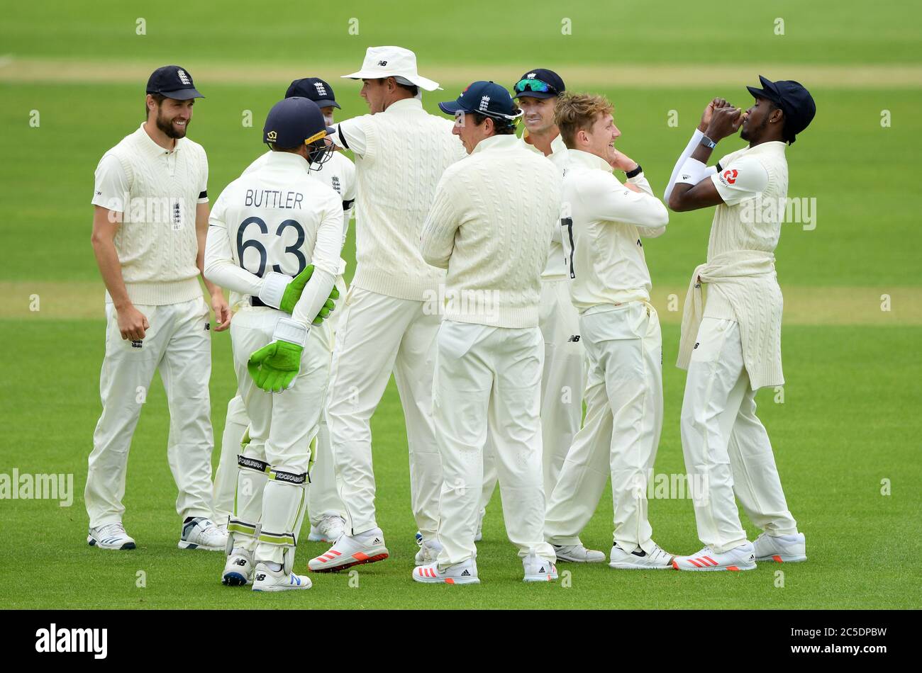 England's Dominic Bess and Jofra Archer (right) celebrate by hitting ...