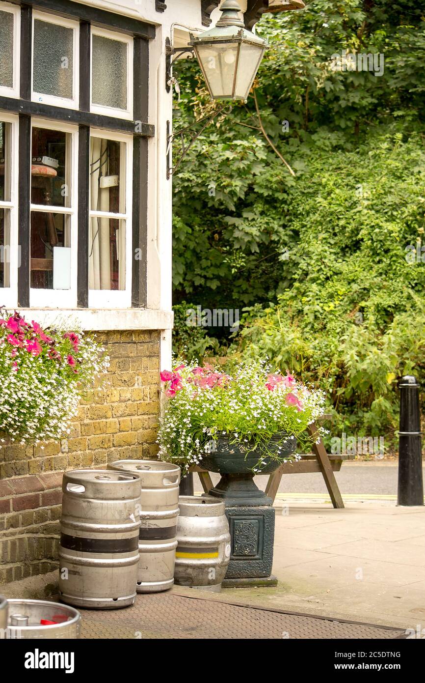 English corner pub hi-res stock photography and images - Alamy
