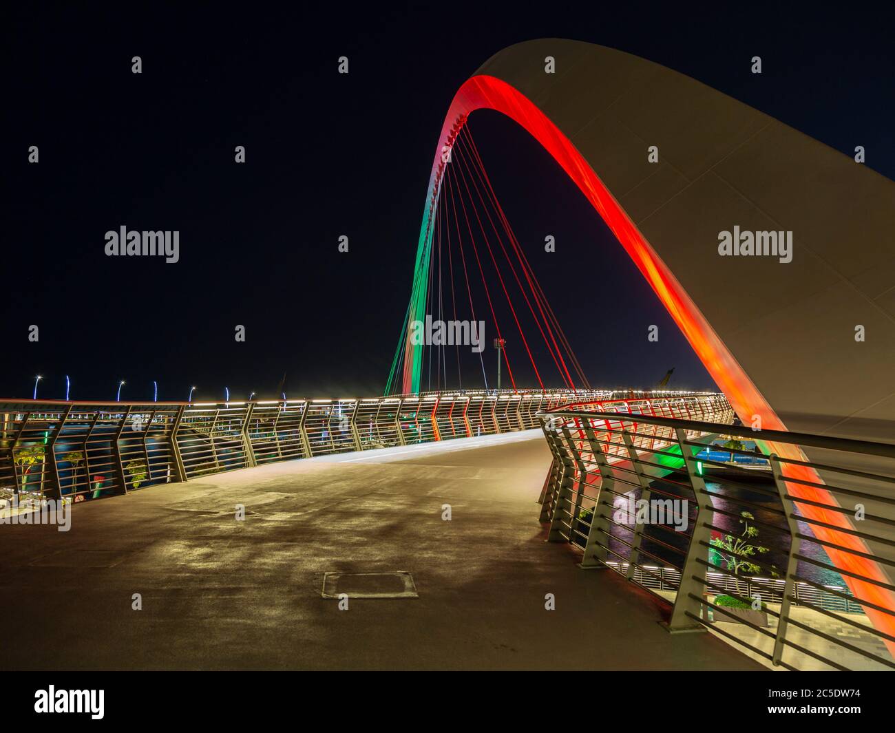 Pedastrian rope bridge in Dubai at night Stock Photo - Alamy