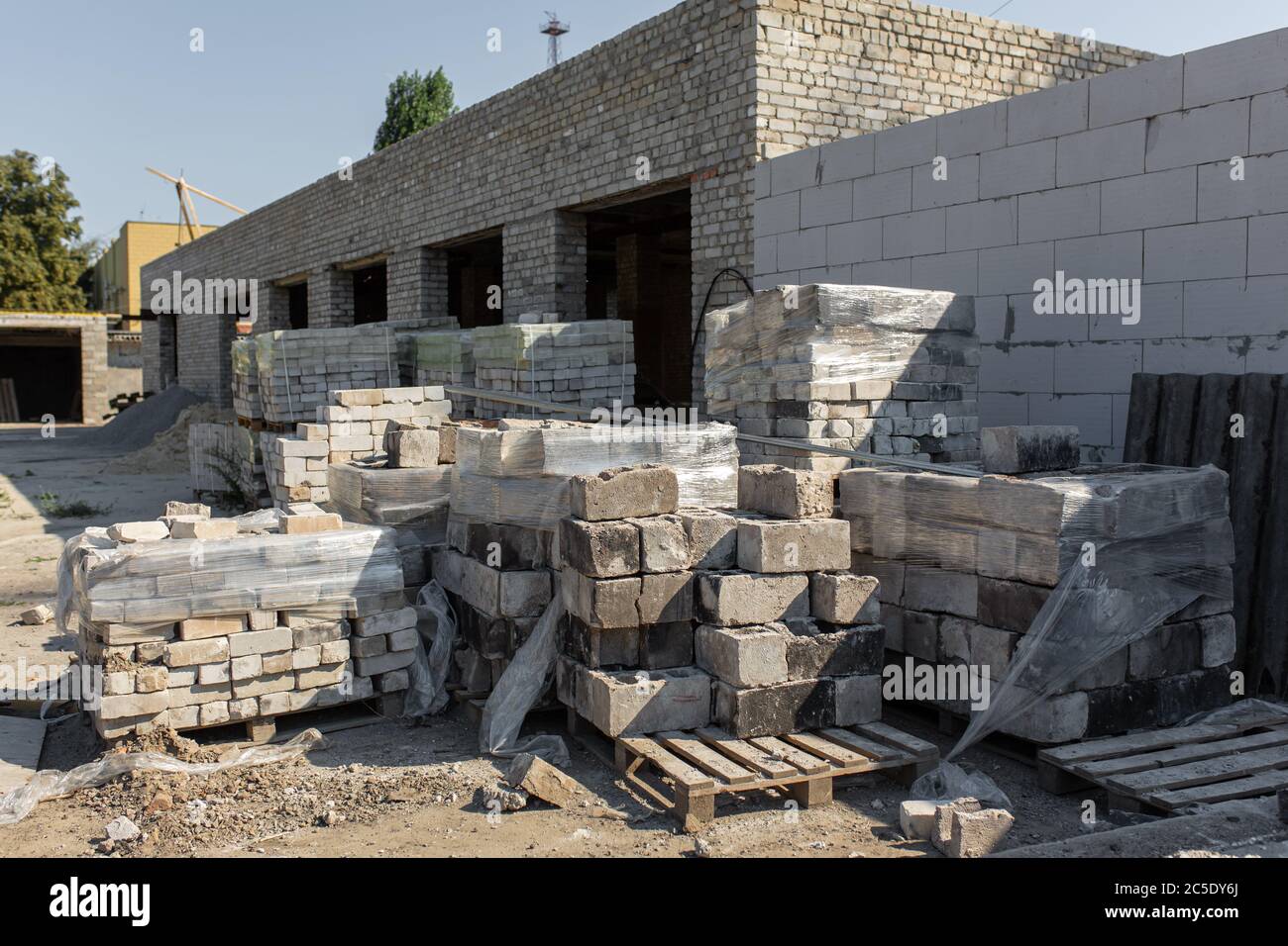 Construction of storage facilities. Pallet blocks Stock Photo - Alamy