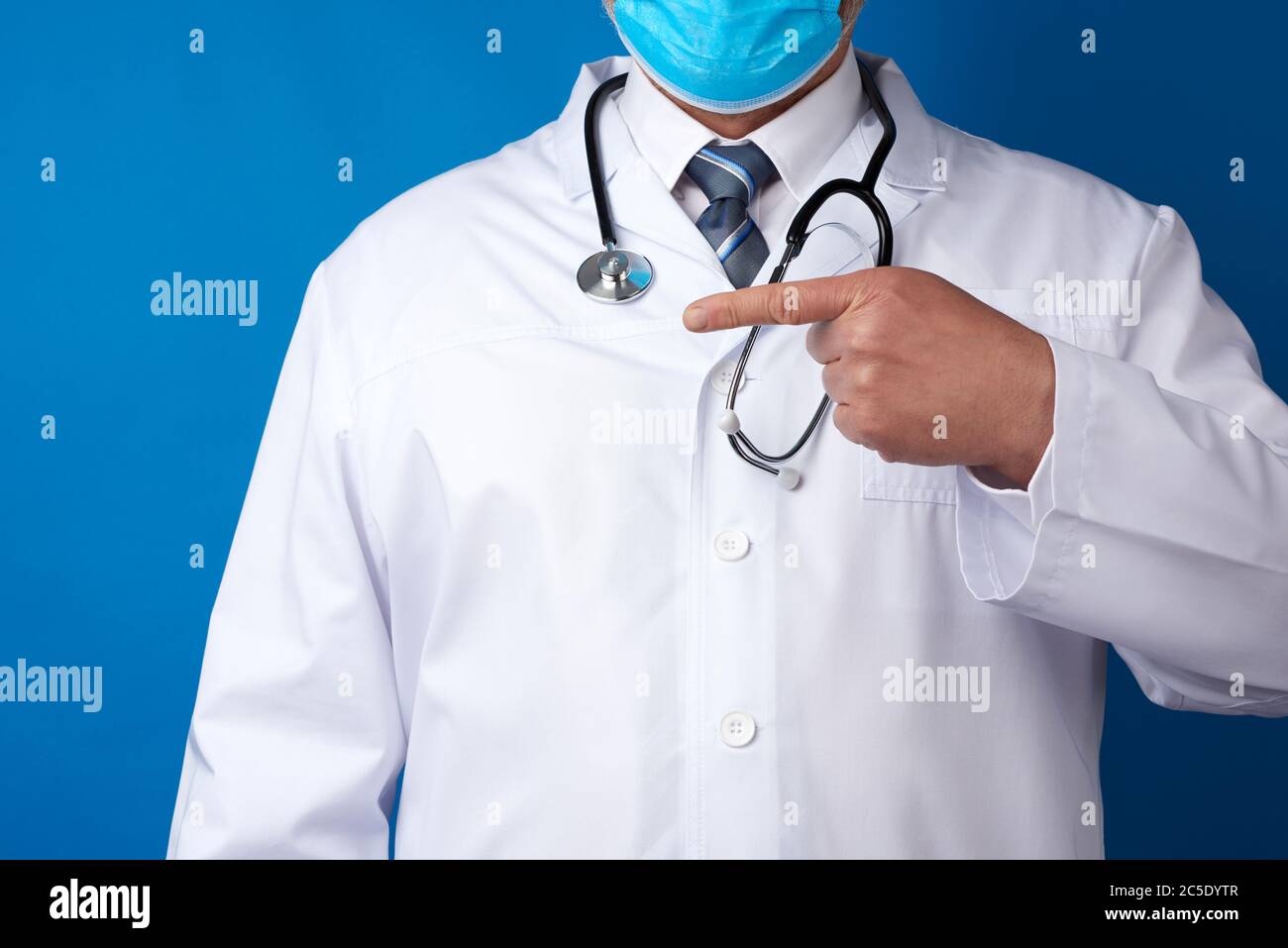 Doctor showing pointing presentation hi-res stock photography and ...