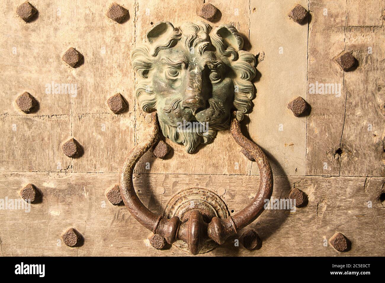Leeds castle keep door knocker with a lion head Stock Photo - Alamy