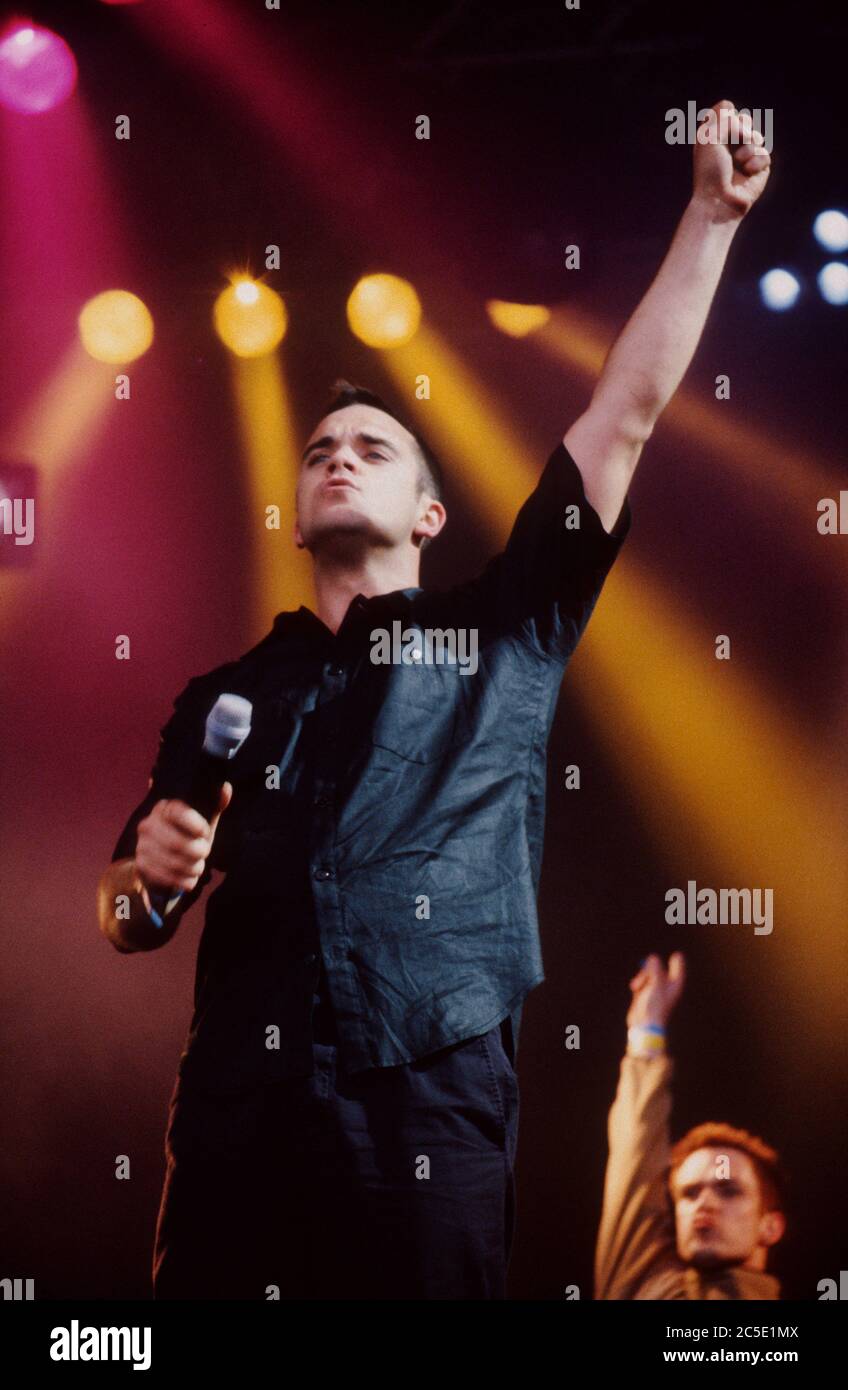 Robbie Williams performing at the Glastonbury Festival 1998, Worthy ...