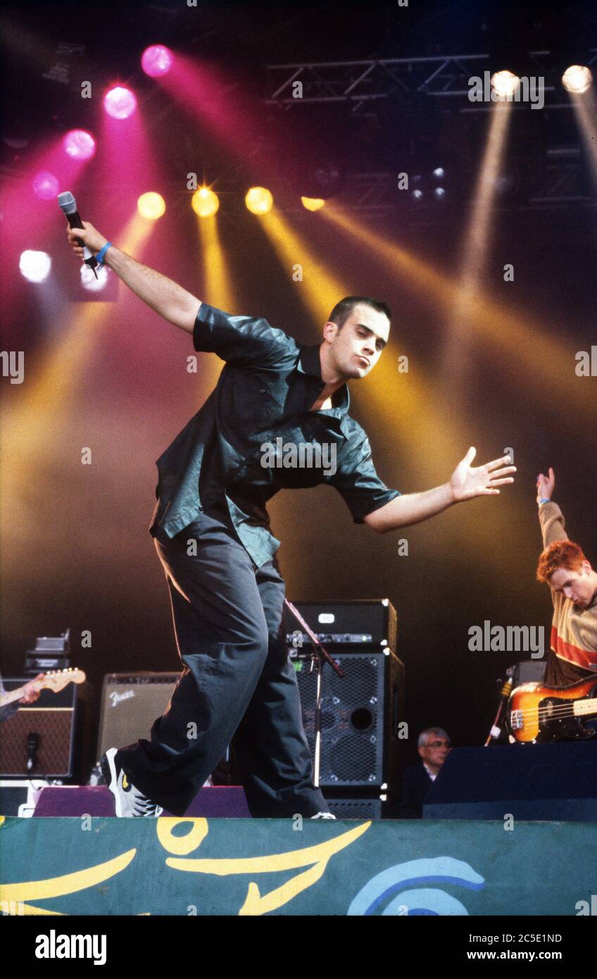 Robbie Williams performing at the Glastonbury Festival 1998, Worthy ...