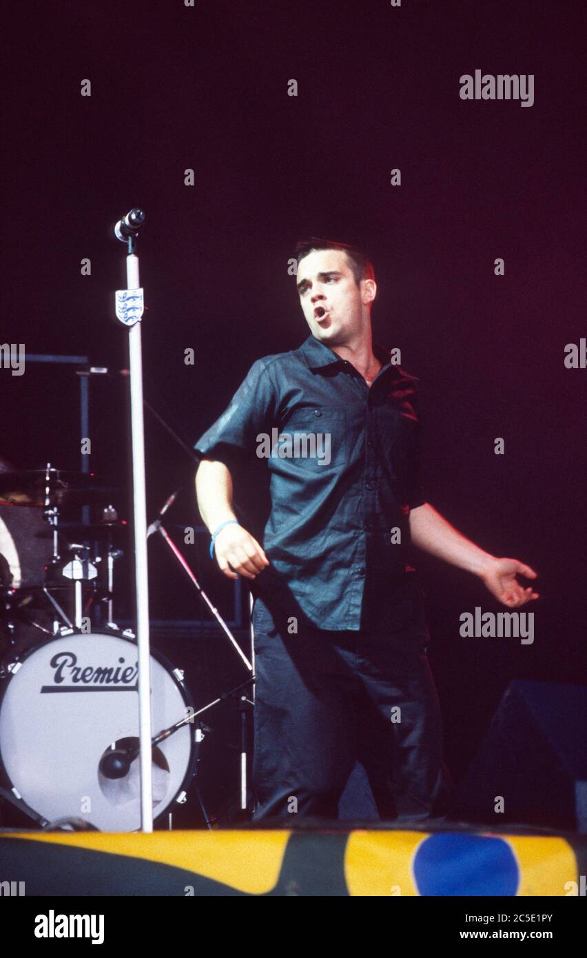 Robbie williams 1990s hi-res stock photography and images - Alamy