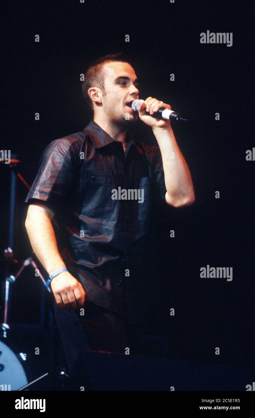 Robbie Williams performing at the Glastonbury Festival 1998, Worthy ...
