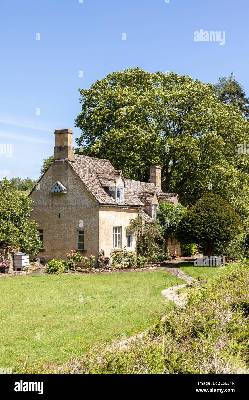 Typical english cottage hi-res stock photography and images - Alamy