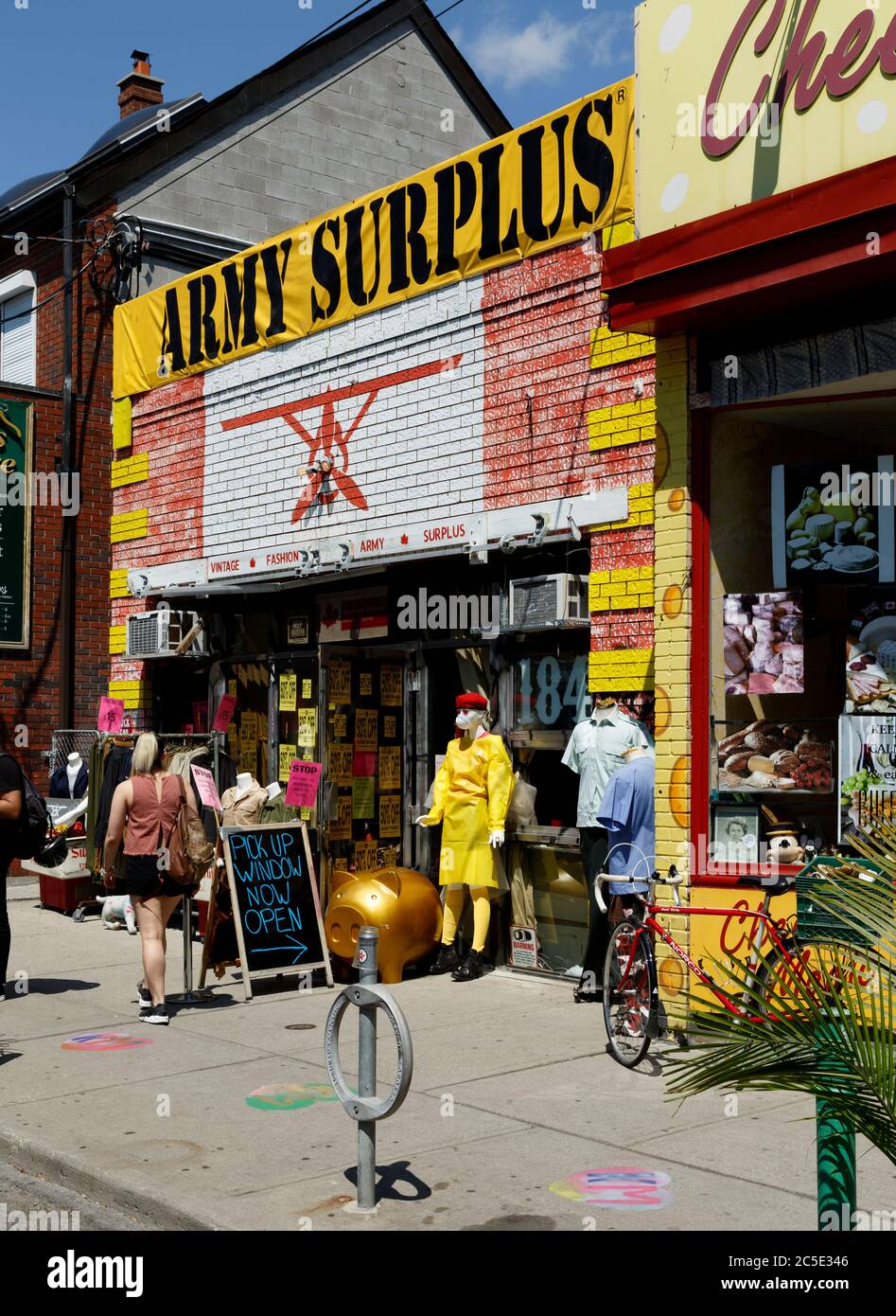 Market storefront hi-res stock photography and images - Alamy