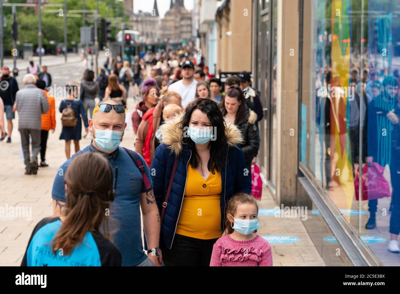 Queue around the block hi-res stock photography and images - Alamy