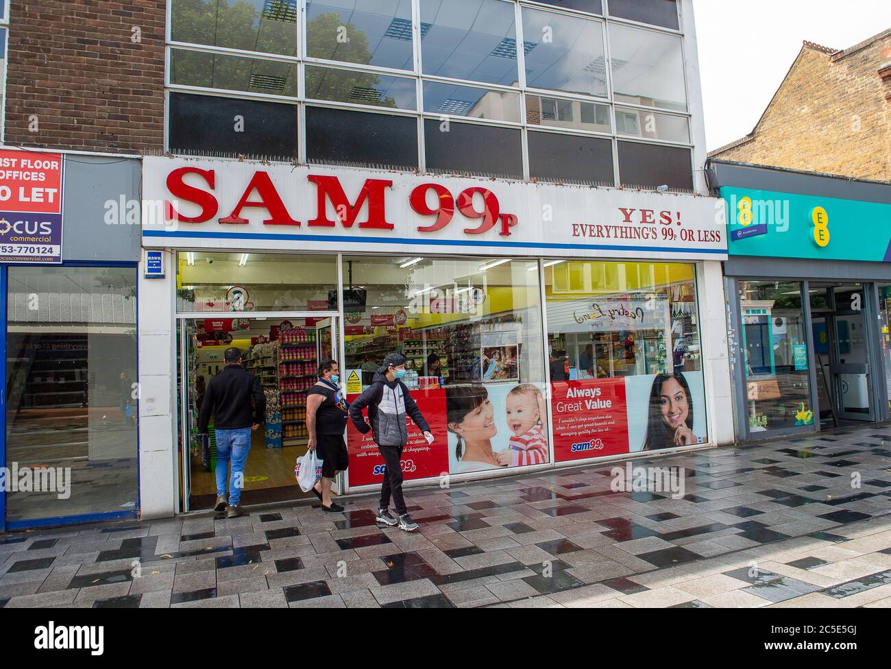 Slough, Berkshire, UK. 2nd July, 2020. Discount shops in Slough High ...