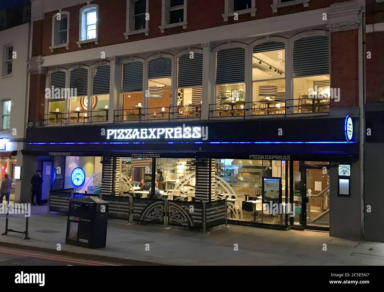 Shop front pizza express restaurant hi-res stock photography and images ...