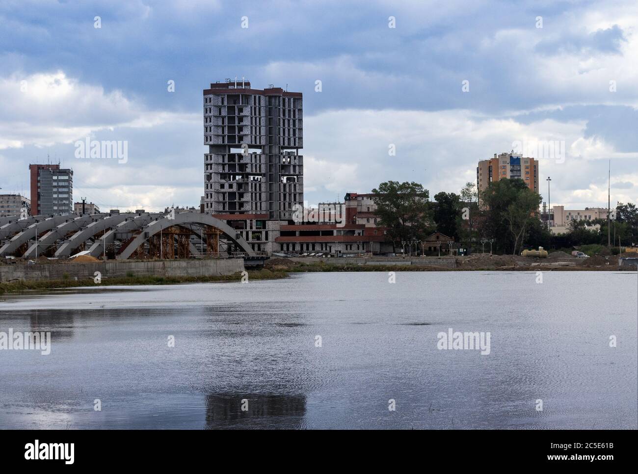 High rise building under construction hi-res stock photography and ...
