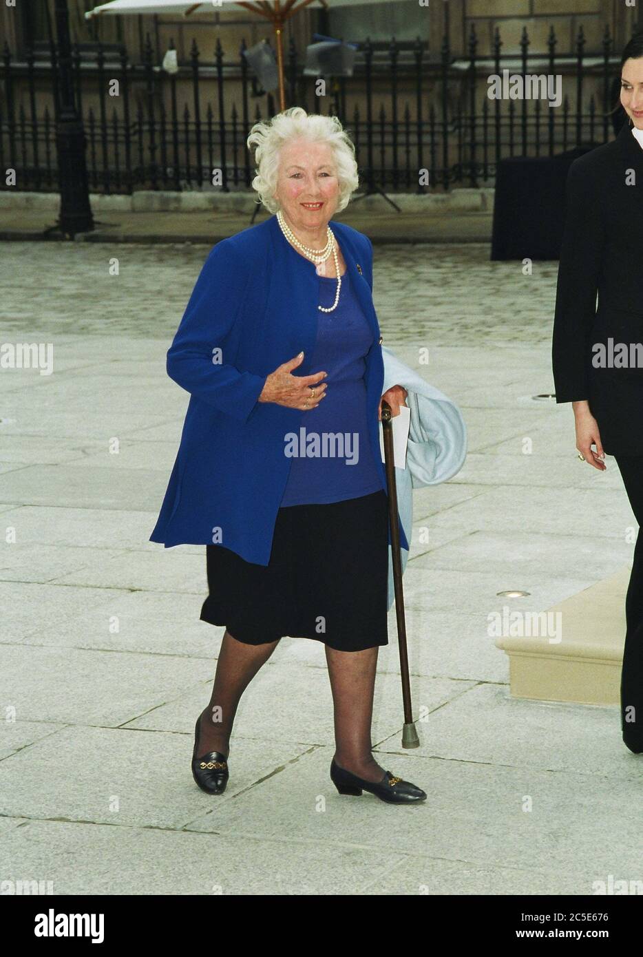 ©Alpha Press 047938 22/5/02 DAME VERA LYNN QUEEN MEETS STARS FROM THE ...