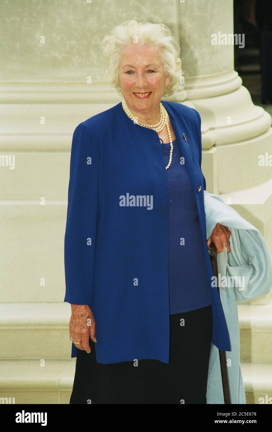 ©Alpha Press 047938 22/5/02 DAME VERA LYNN QUEEN MEETS STARS FROM THE ...