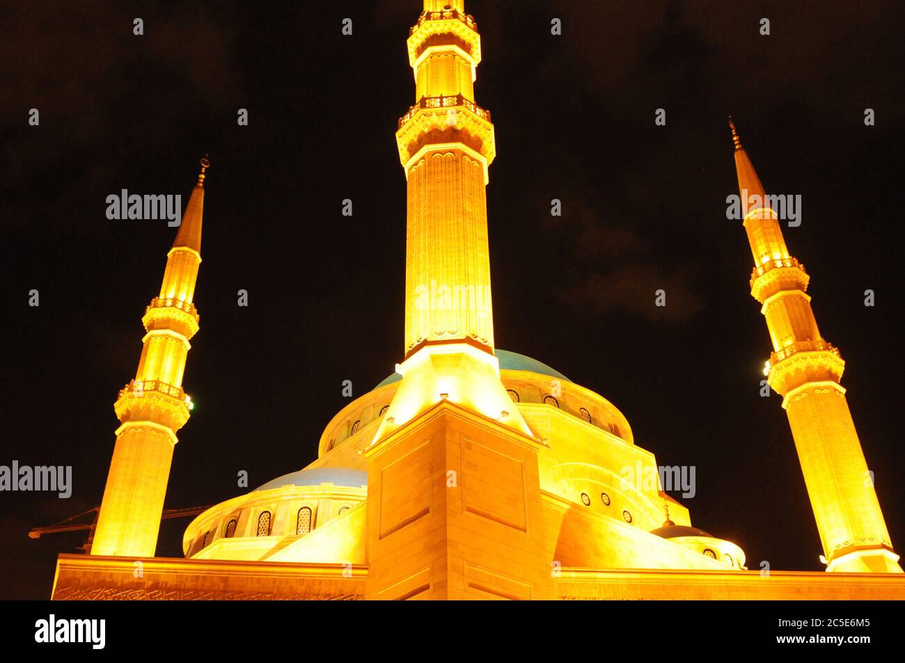 The illuminated Mohammad al Amin Mosque of Beirut at night Stock Photo ...