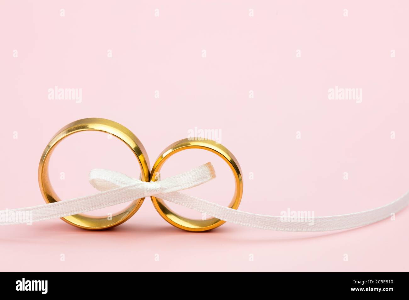 Wedding ring backdrop | Beachweddingtips.com