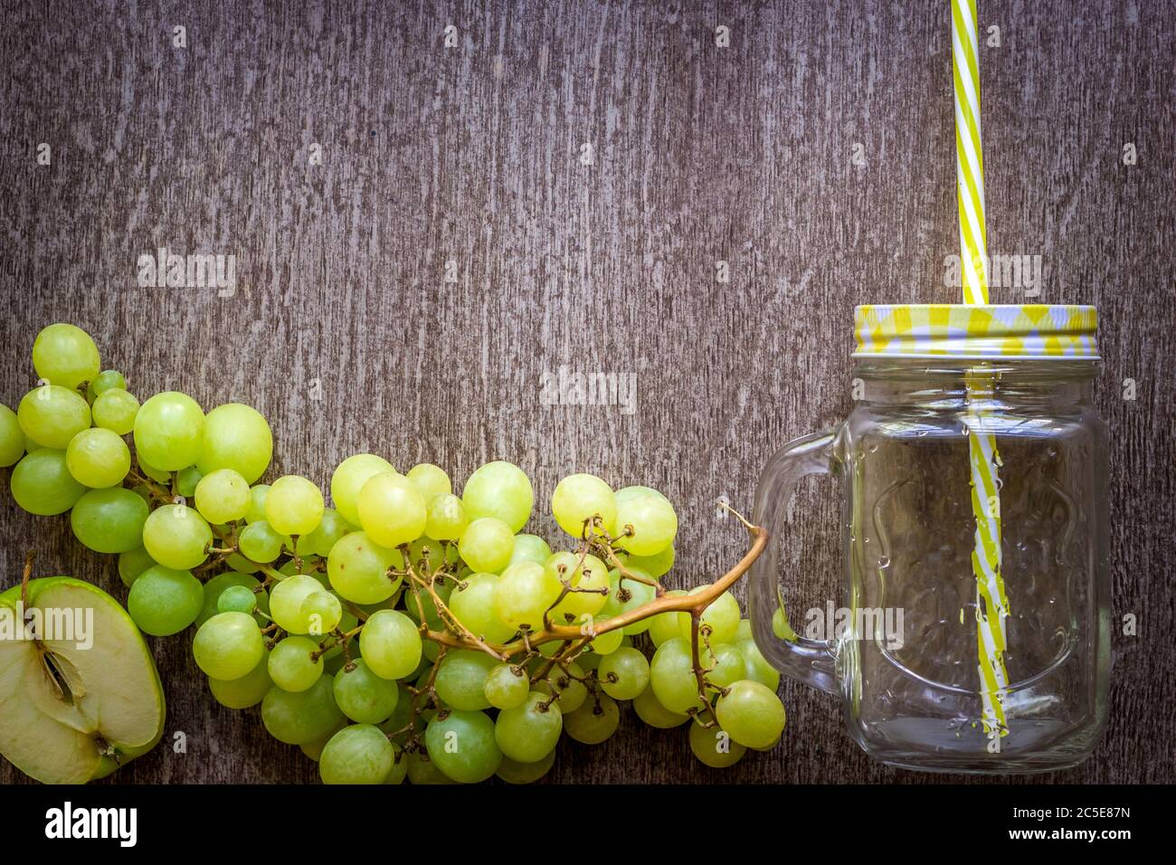 Bunch of green grapes, fruits of autumn on rustic wood background Stock ...
