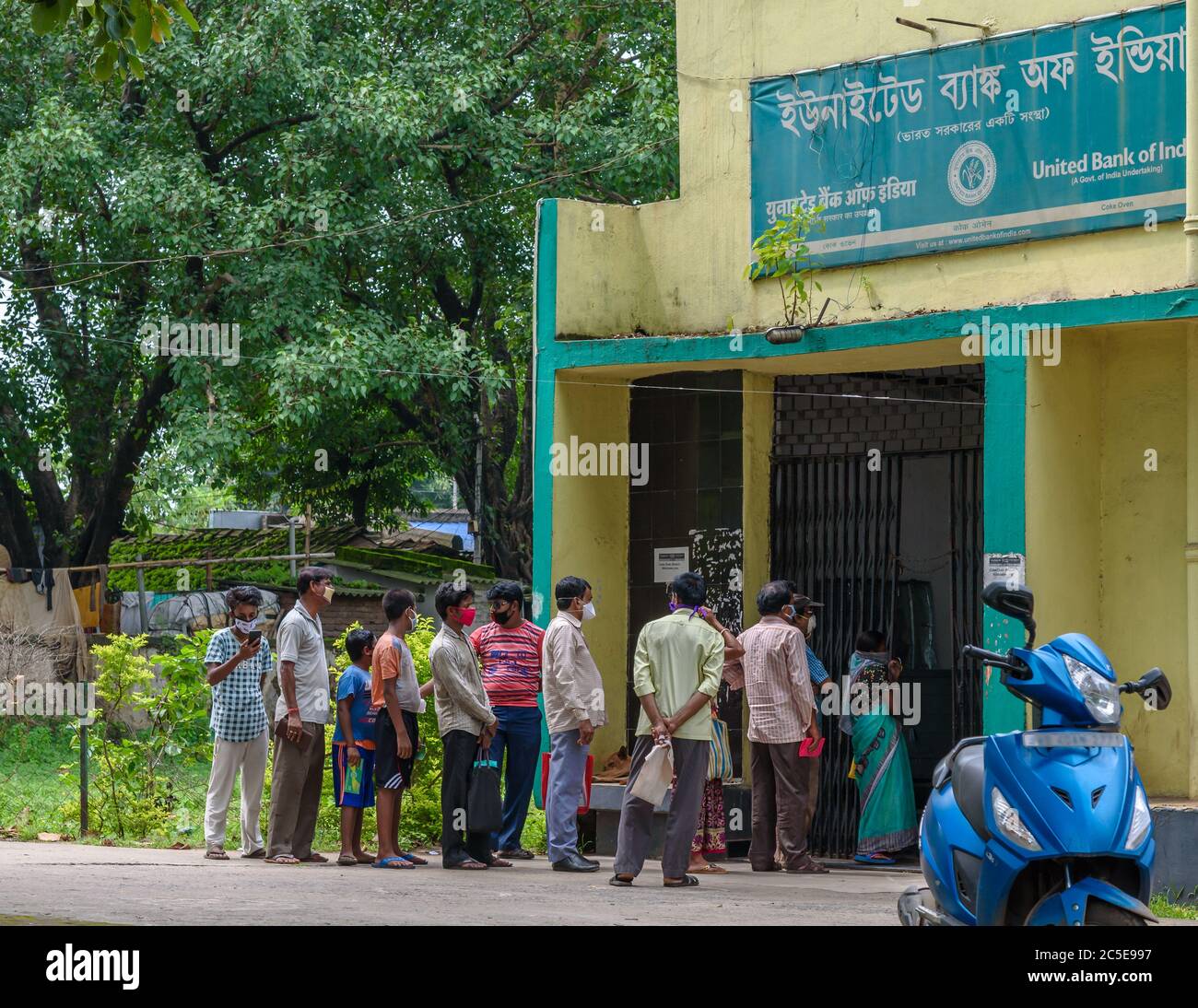 Bank queue india hi-res stock photography and images - Alamy
