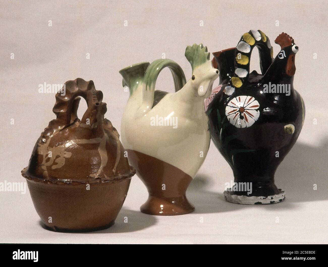 BOTIJOS GALLO VIDRIADOS DE TRES EPOCAS DISTENTAS. Location: ALFARERIA ...