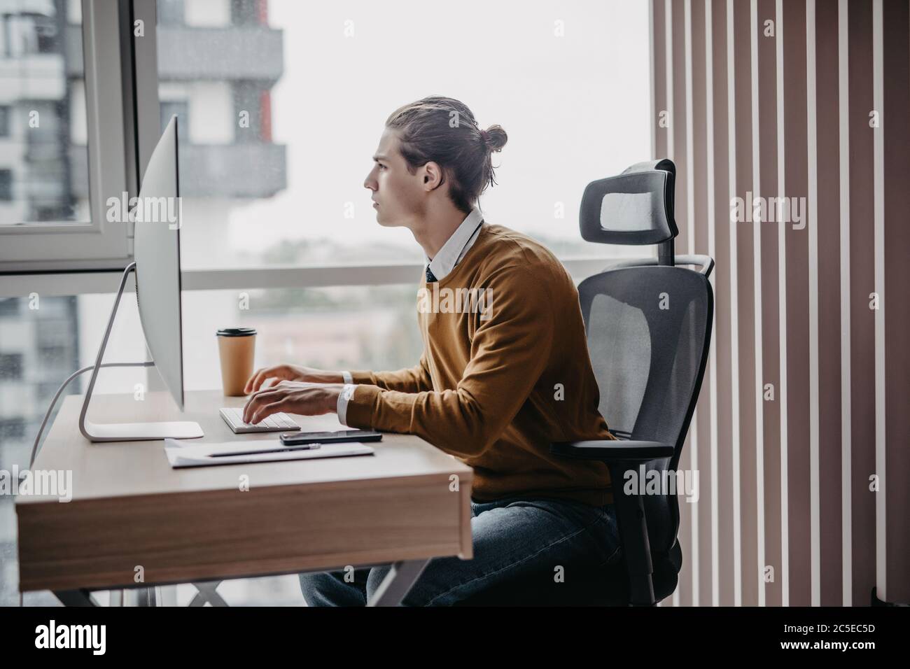 Arab computer desktop hi-res stock photography and images - Alamy