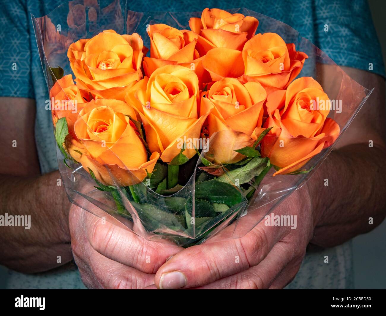 Hands wrapping bunch flowers hi-res stock photography and images - Alamy