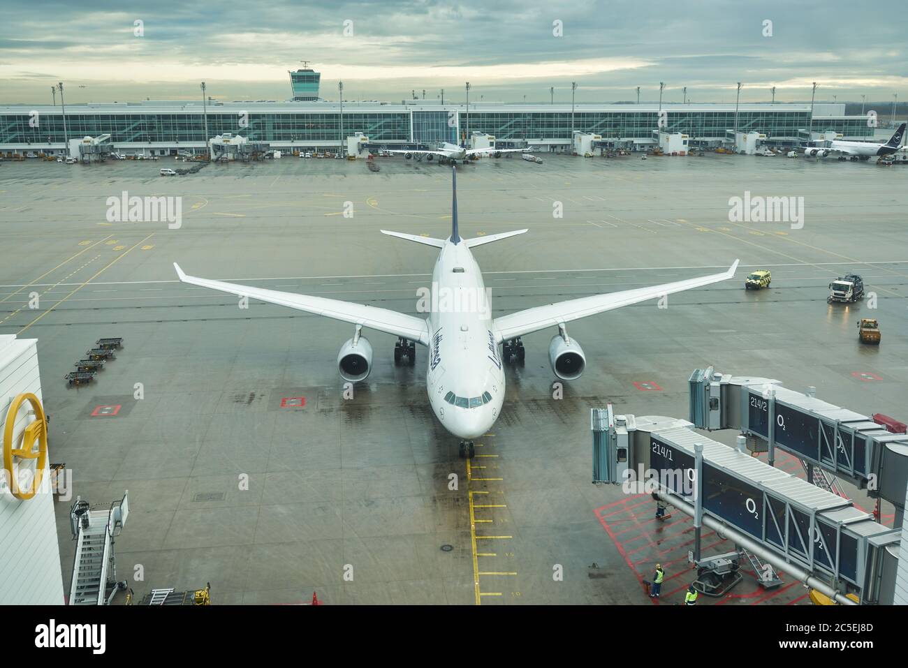 Airbus a330 flight deck hi-res stock photography and images - Alamy