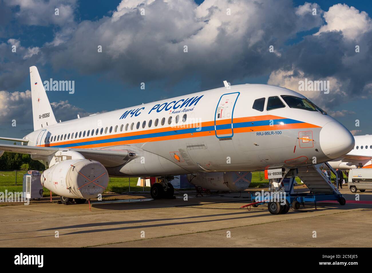 Modern passenger aircraft hi-res stock photography and images - Alamy