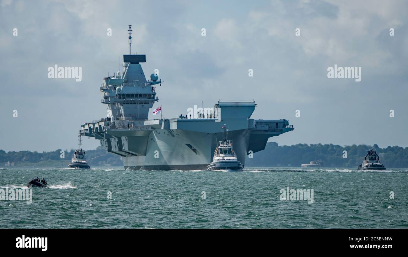 The Royal Navy aircraft carrier HMS Queen Elizabeth (R08) arrived back ...