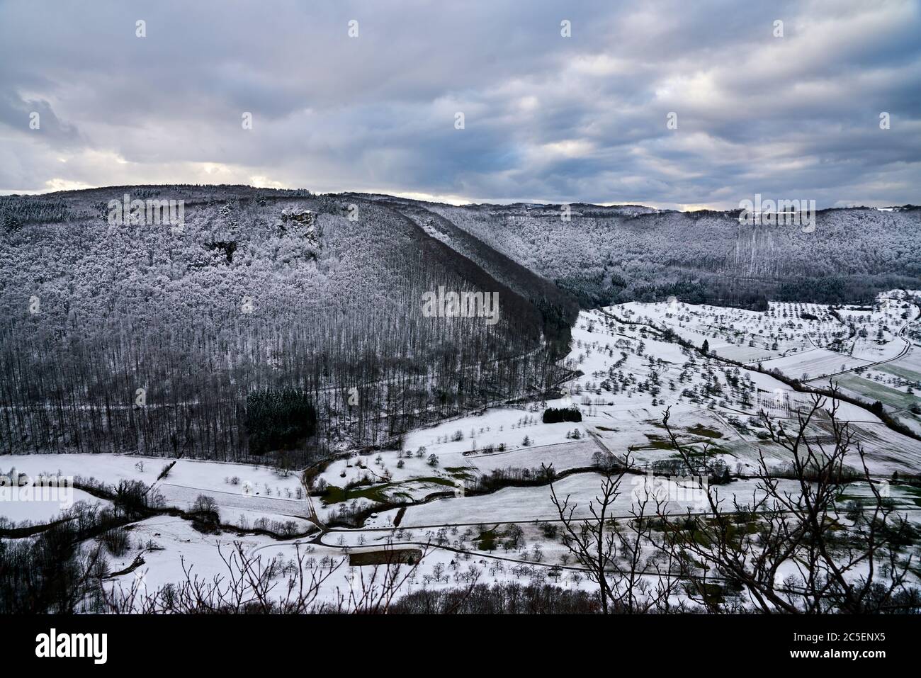 Snow covered meadows hi-res stock photography and images - Alamy