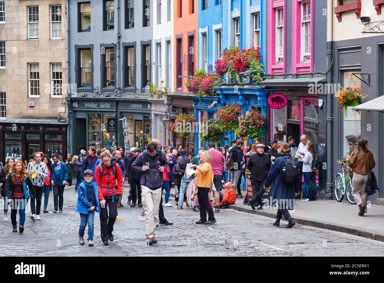 Colorful shopfronts at Victoria Street in Edinburgh Old Town Stock ...