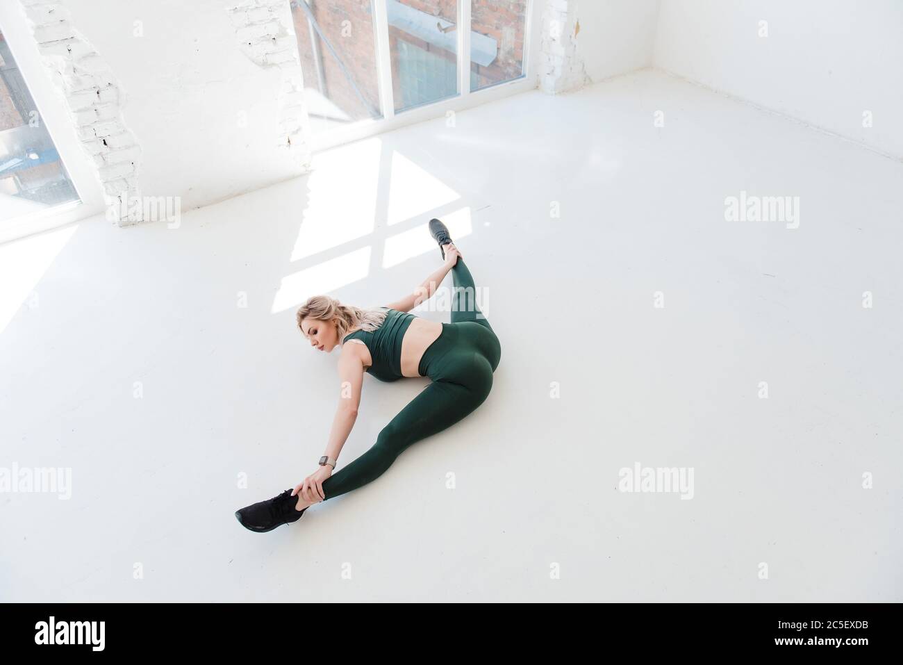 Stretching string hi-res stock photography and images - Alamy