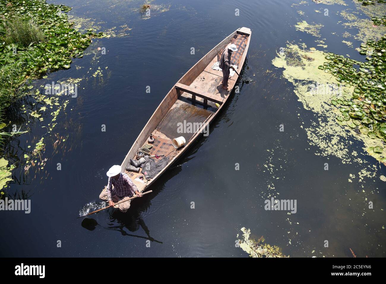 Kashmiri boatmen rows hi-res stock photography and images - Alamy