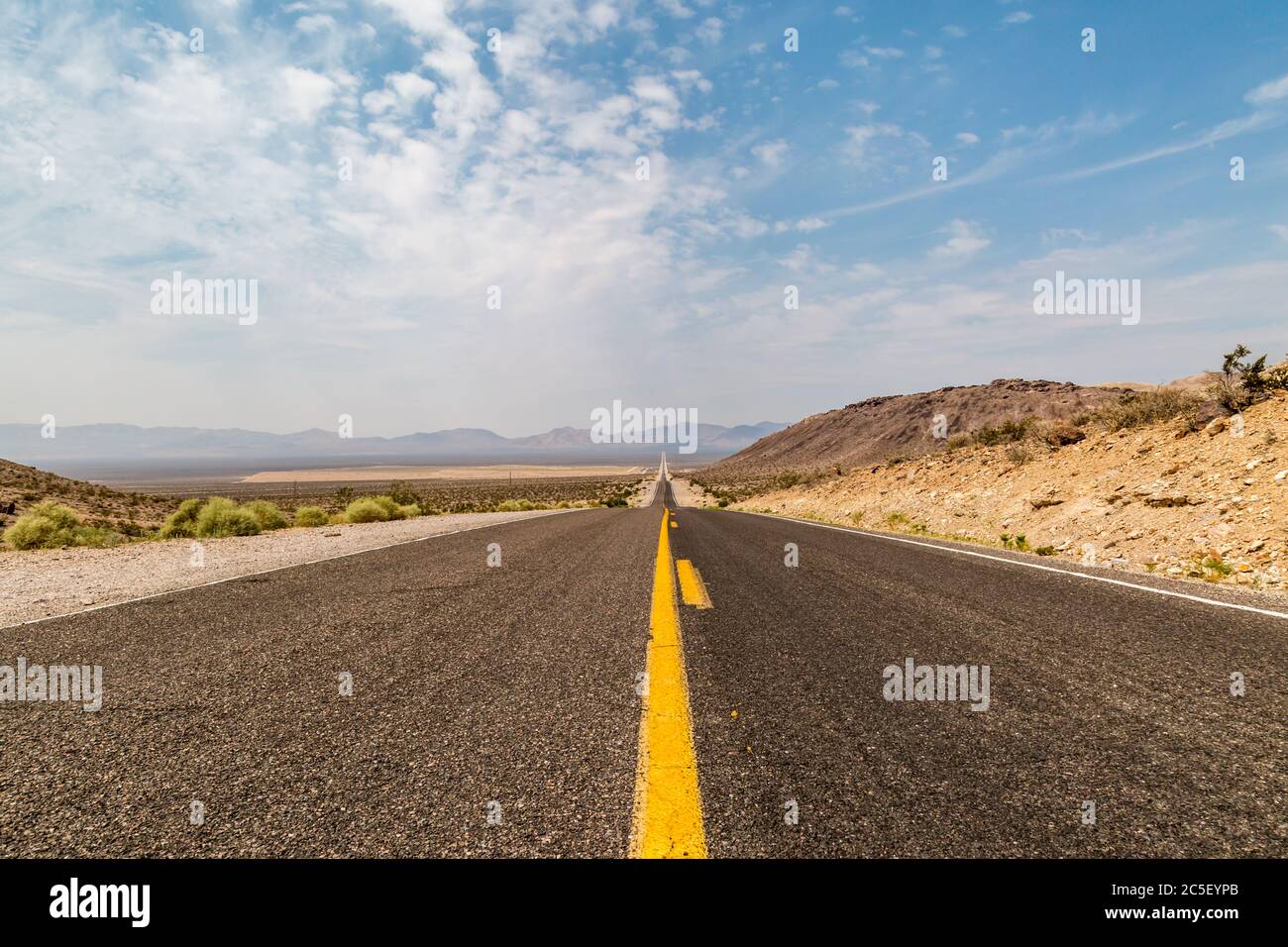 Long roads and scenery hi-res stock photography and images - Alamy