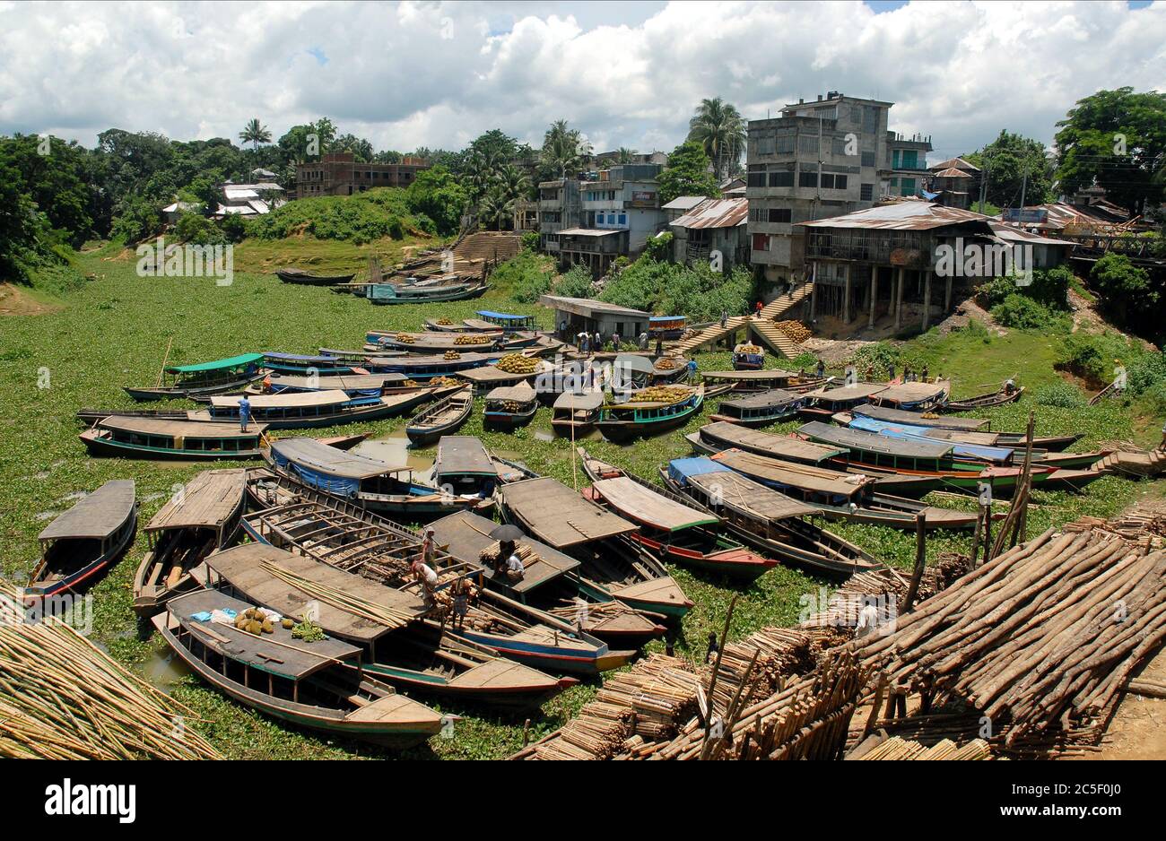 Boats lay across the Bazaar Ghat in Rangamati. Bangladesh. June 19, 2007 Stock Photo - Alamy