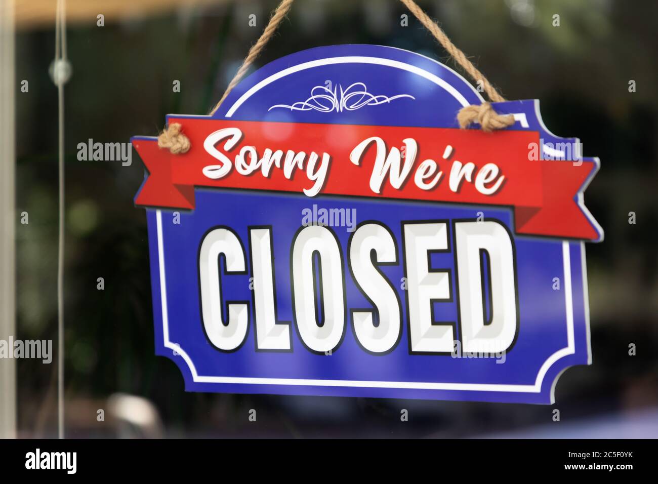 Storefront Closed Sign Through Window Stock Photo - Alamy