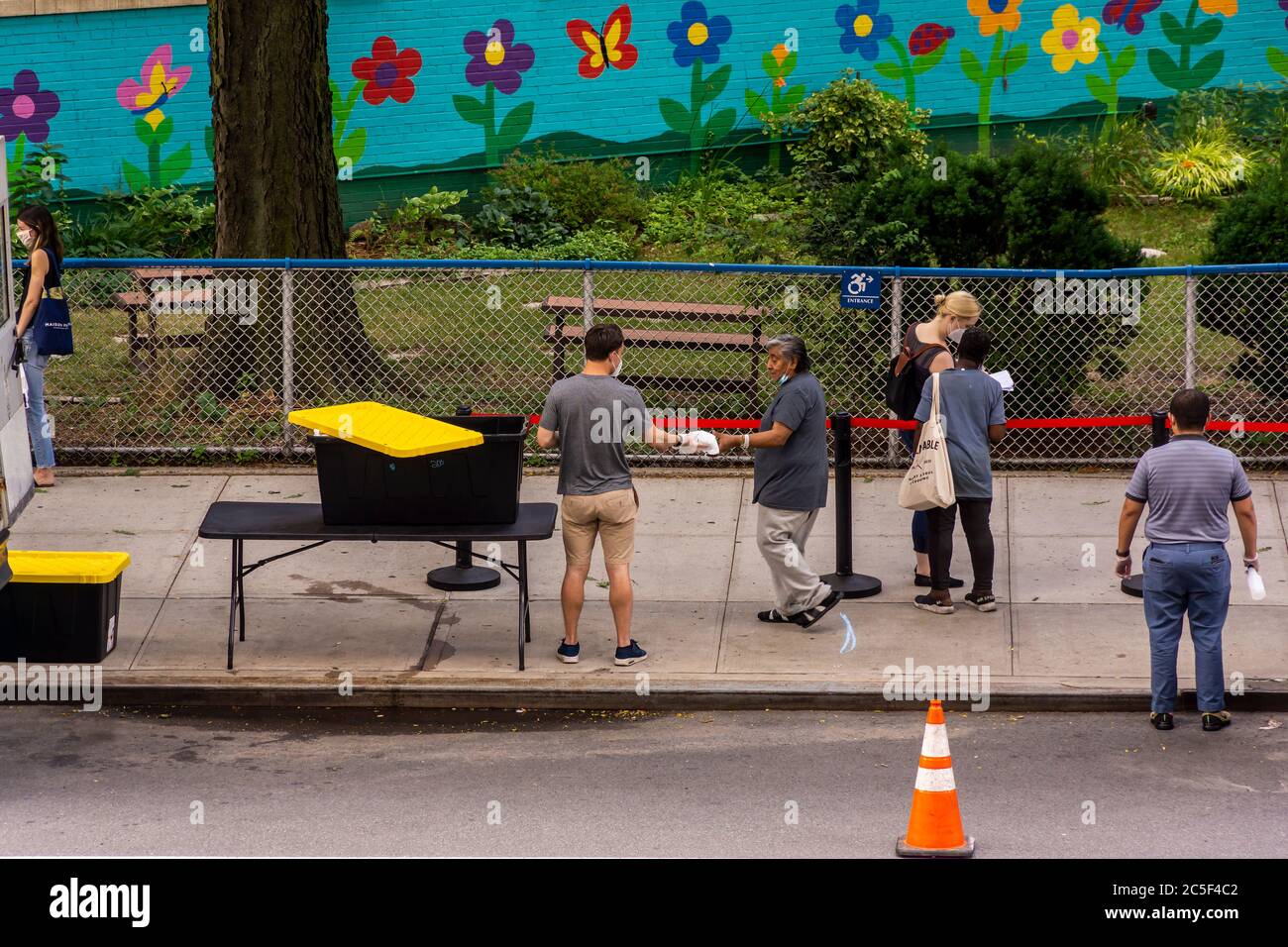 Homeless food line hi-res stock photography and images - Alamy
