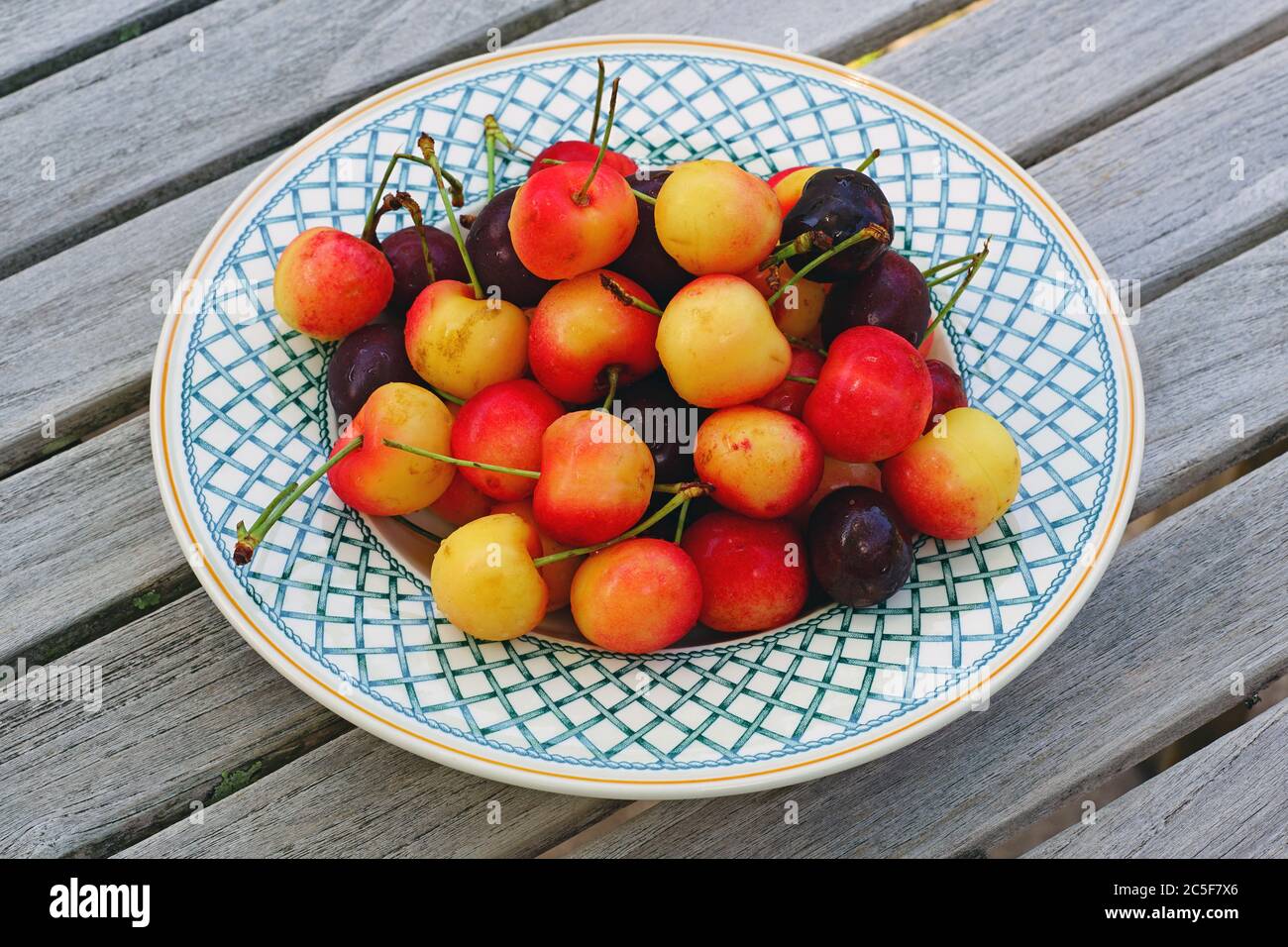Bowl of red and yellow Rainier cherries Stock Photo - Alamy