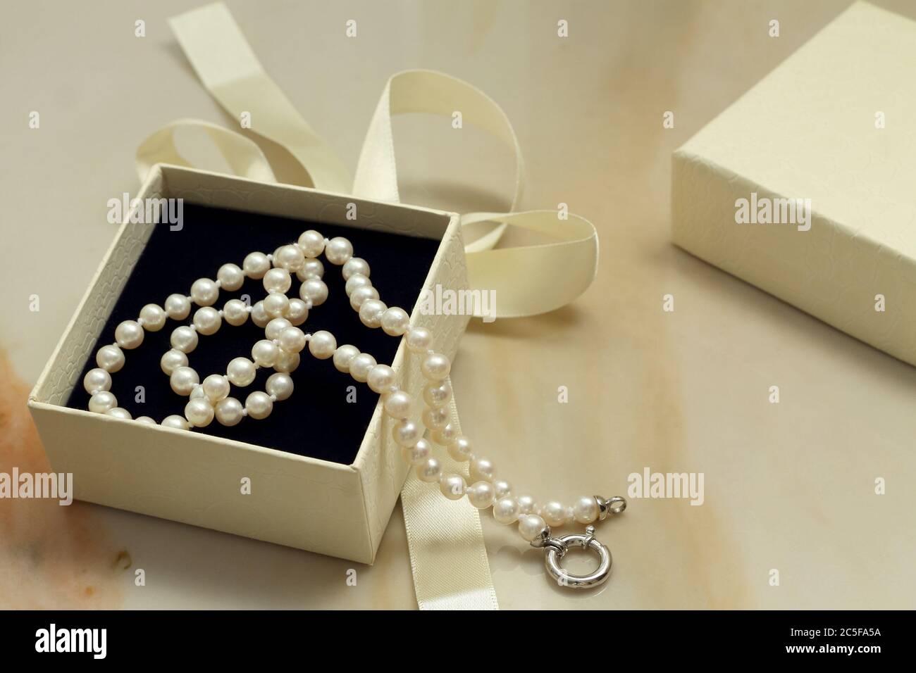 Pearl necklace and gift box Stock Photo - Alamy