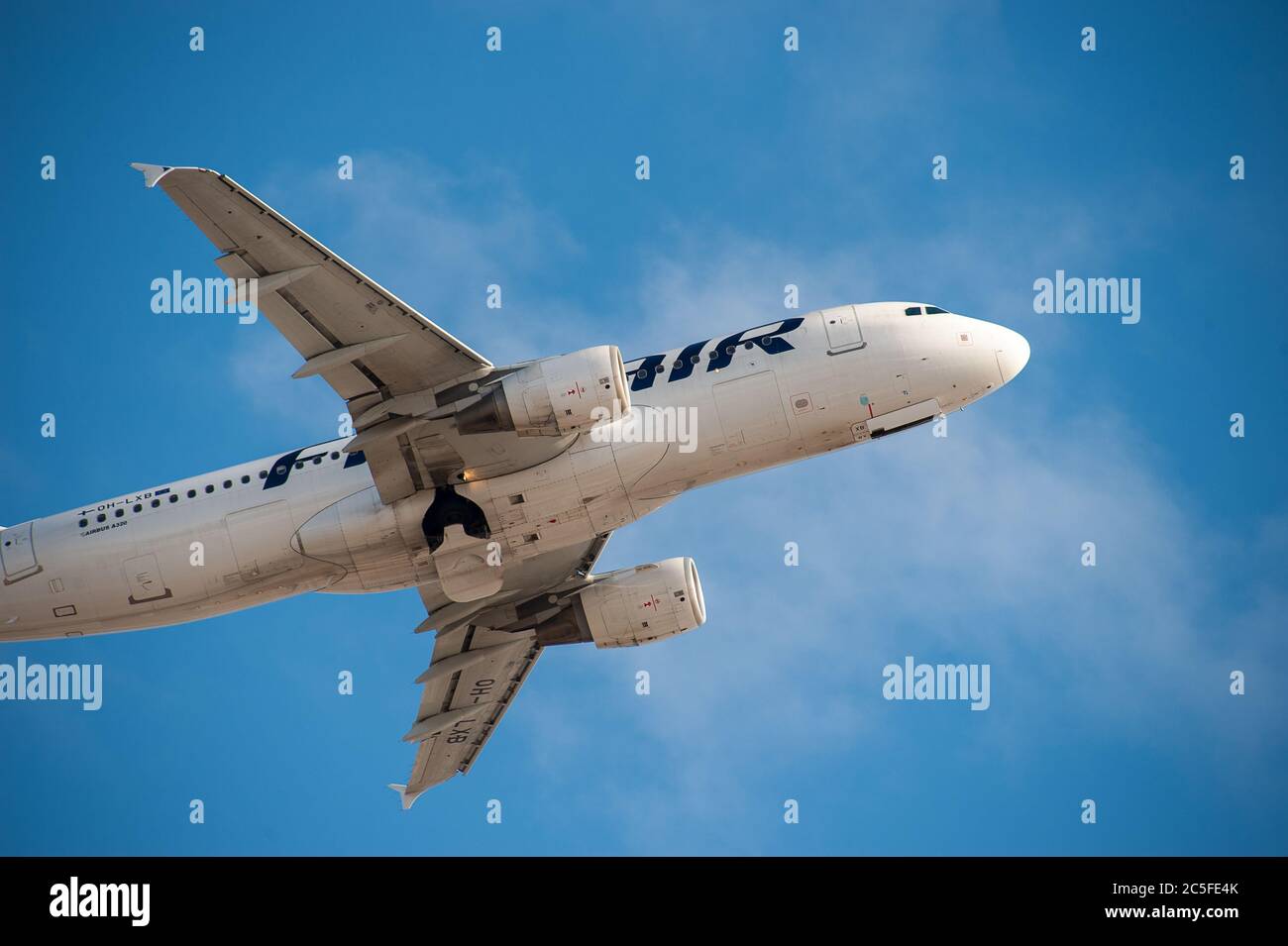 Airbus a320 nose landing gear hi-res stock photography and images - Alamy