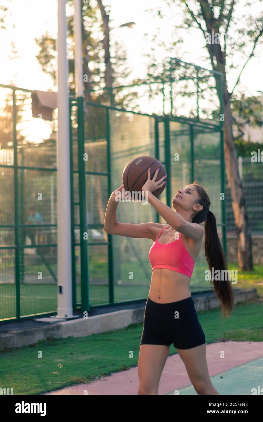 Mexican fitness girl playing basketball Stock Photo - Alamy
