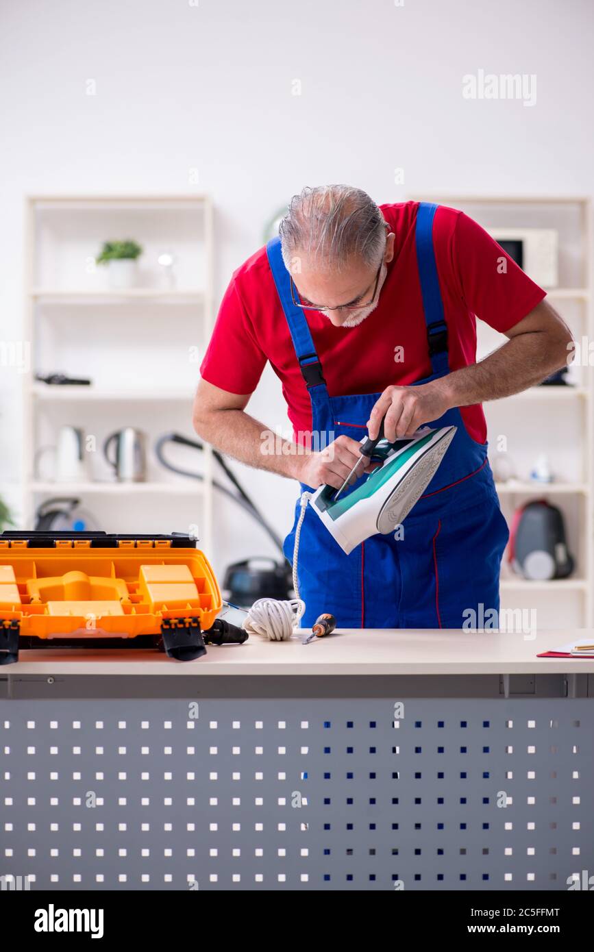 Old kitchen appliances broken hi-res stock photography and images - Alamy