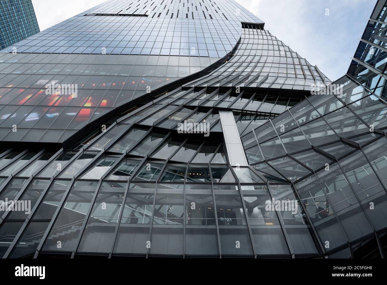 Shibuya scramble square building hi-res stock photography and images ...