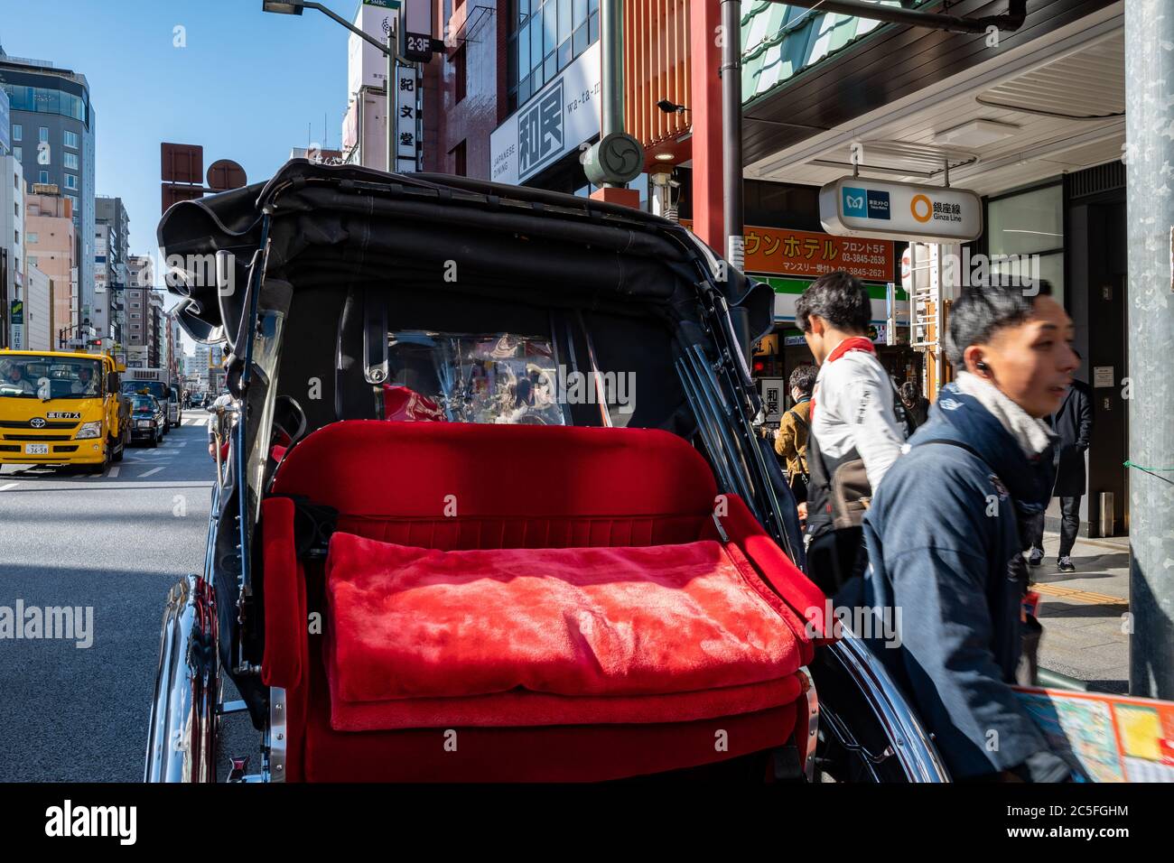 Rickshaw tourists people tokyo hi-res stock photography and images - Alamy