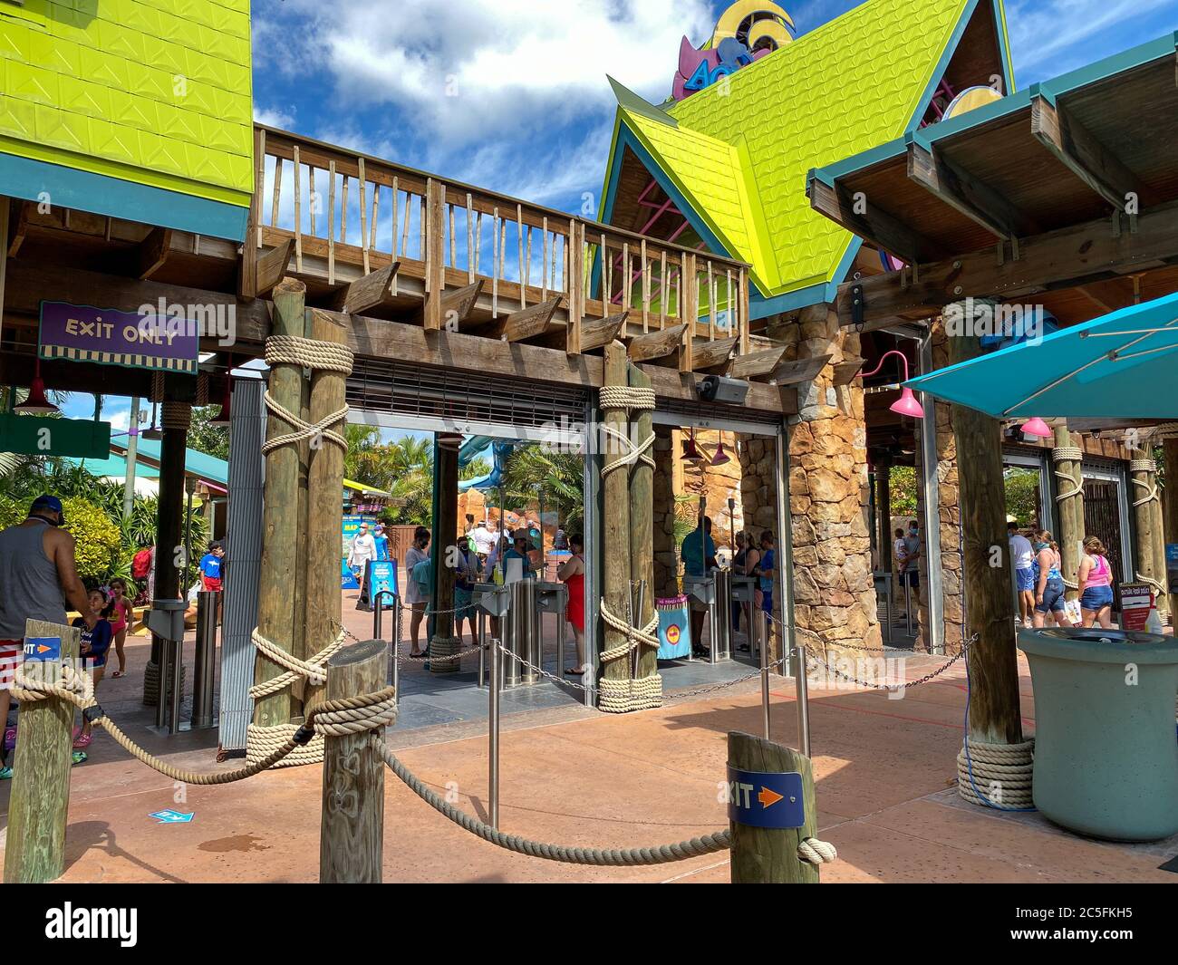 Orlando, FL/USA - 6/18/10: The entrance lines at SeaWorld Aquatica ...