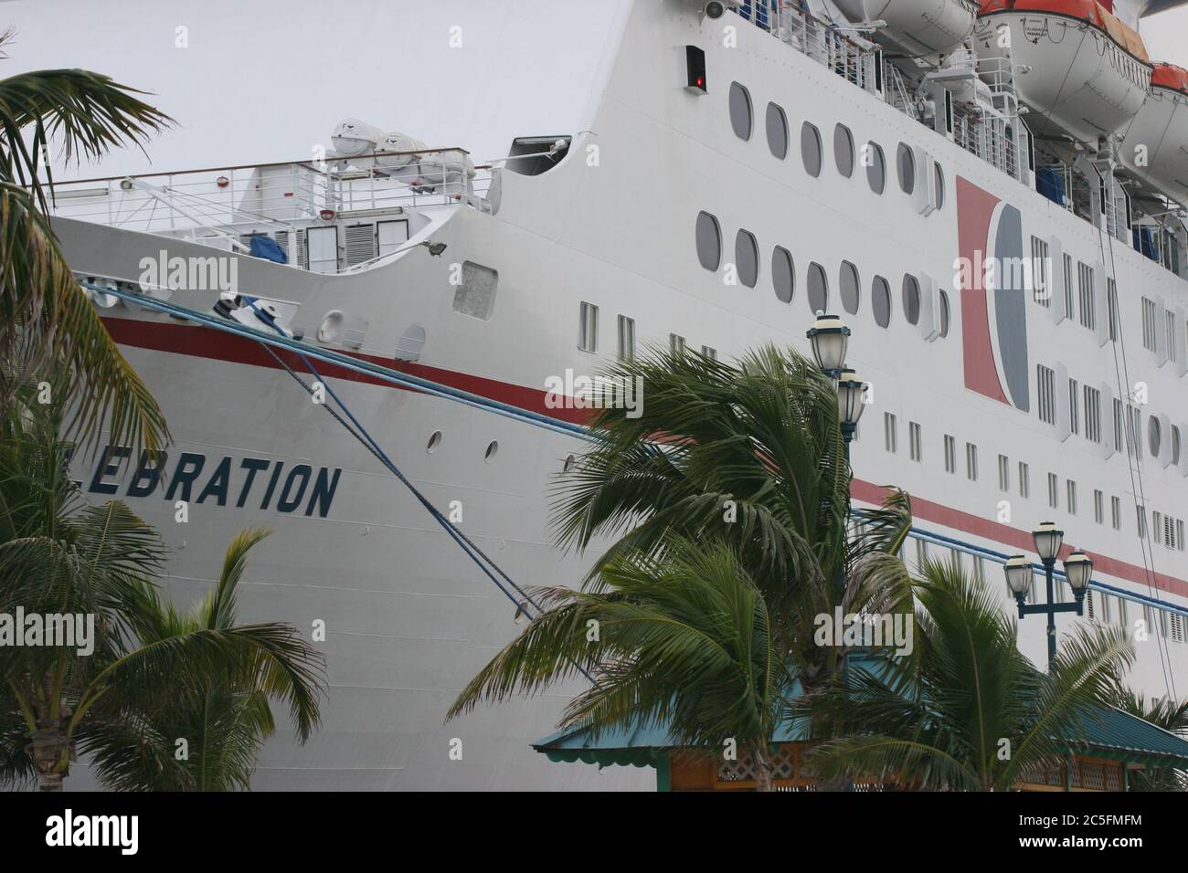 Ship at pier hi-res stock photography and images - Alamy
