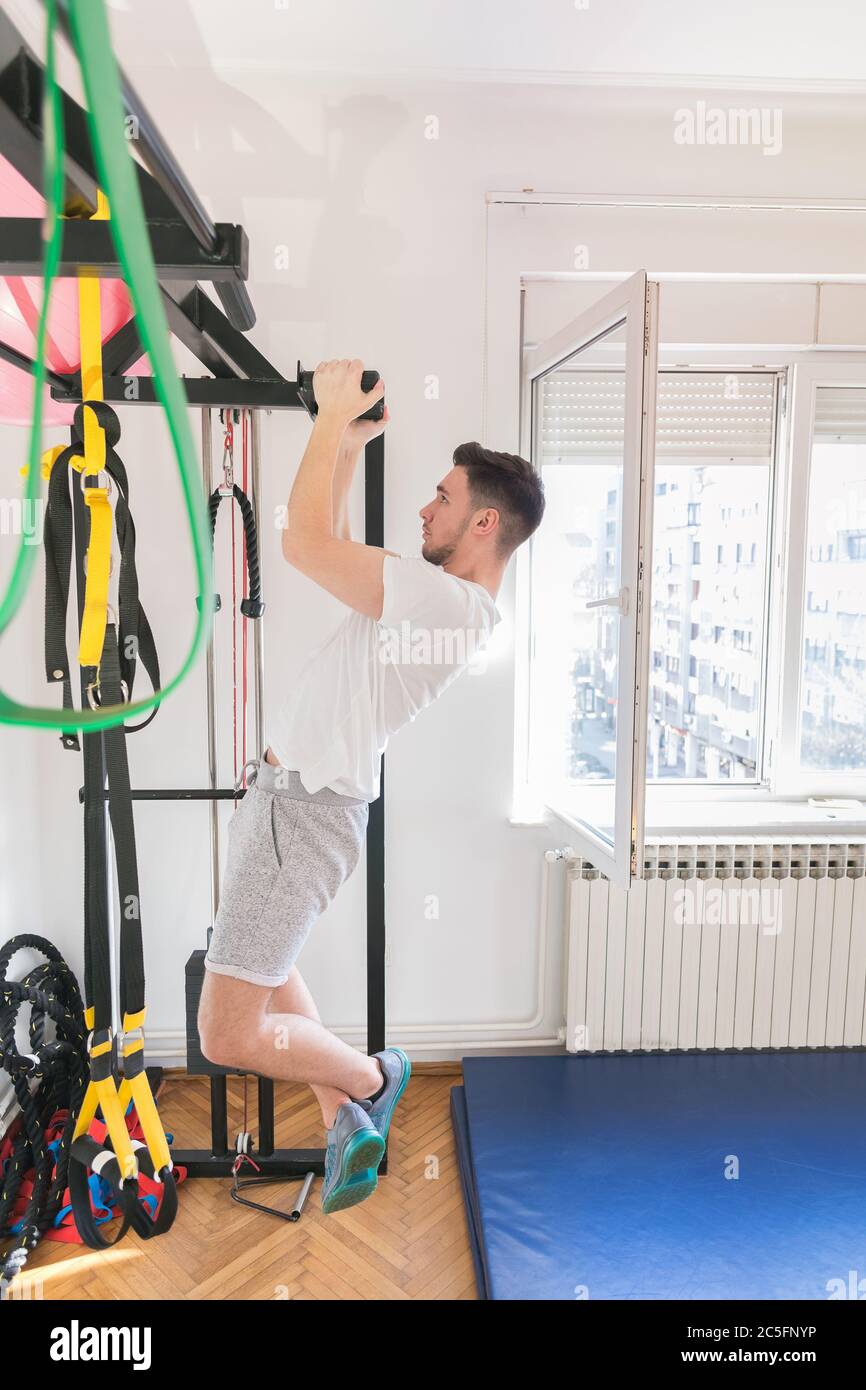 Energetic bodybuilding man training gym hi-res stock photography and ...