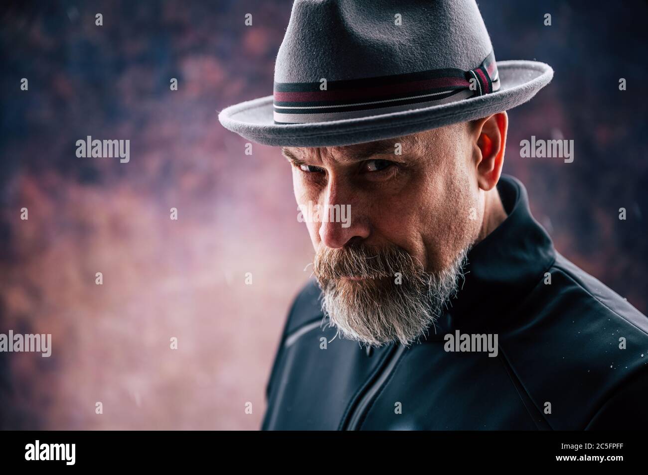Older man with gray beard wearing a fedora Stock Photo - Alamy