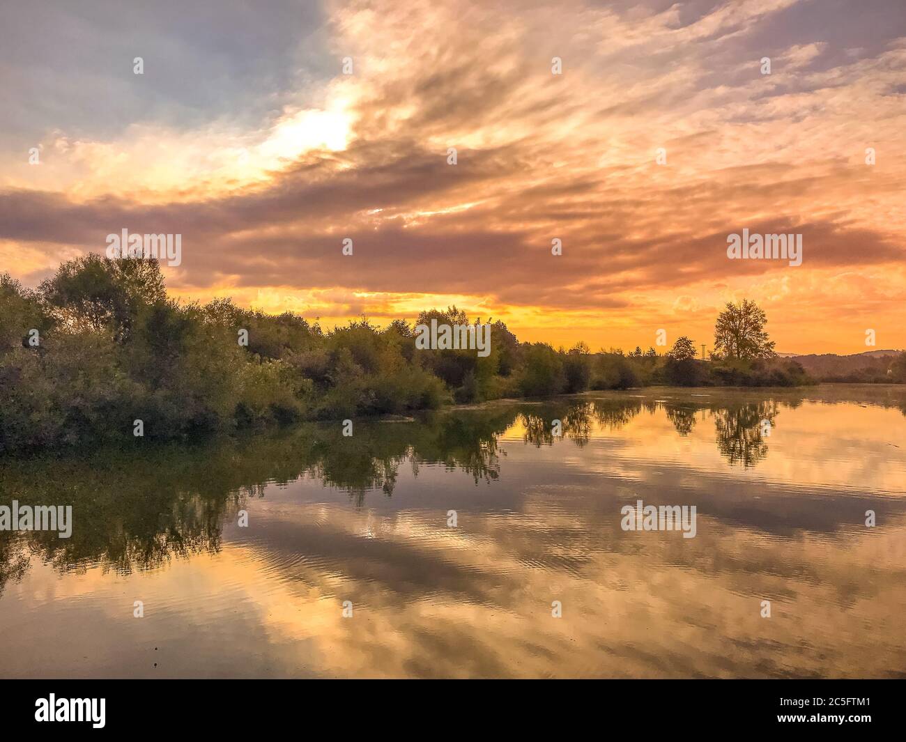 Sun reflection on lake 4k hi-res stock photography and images - Alamy