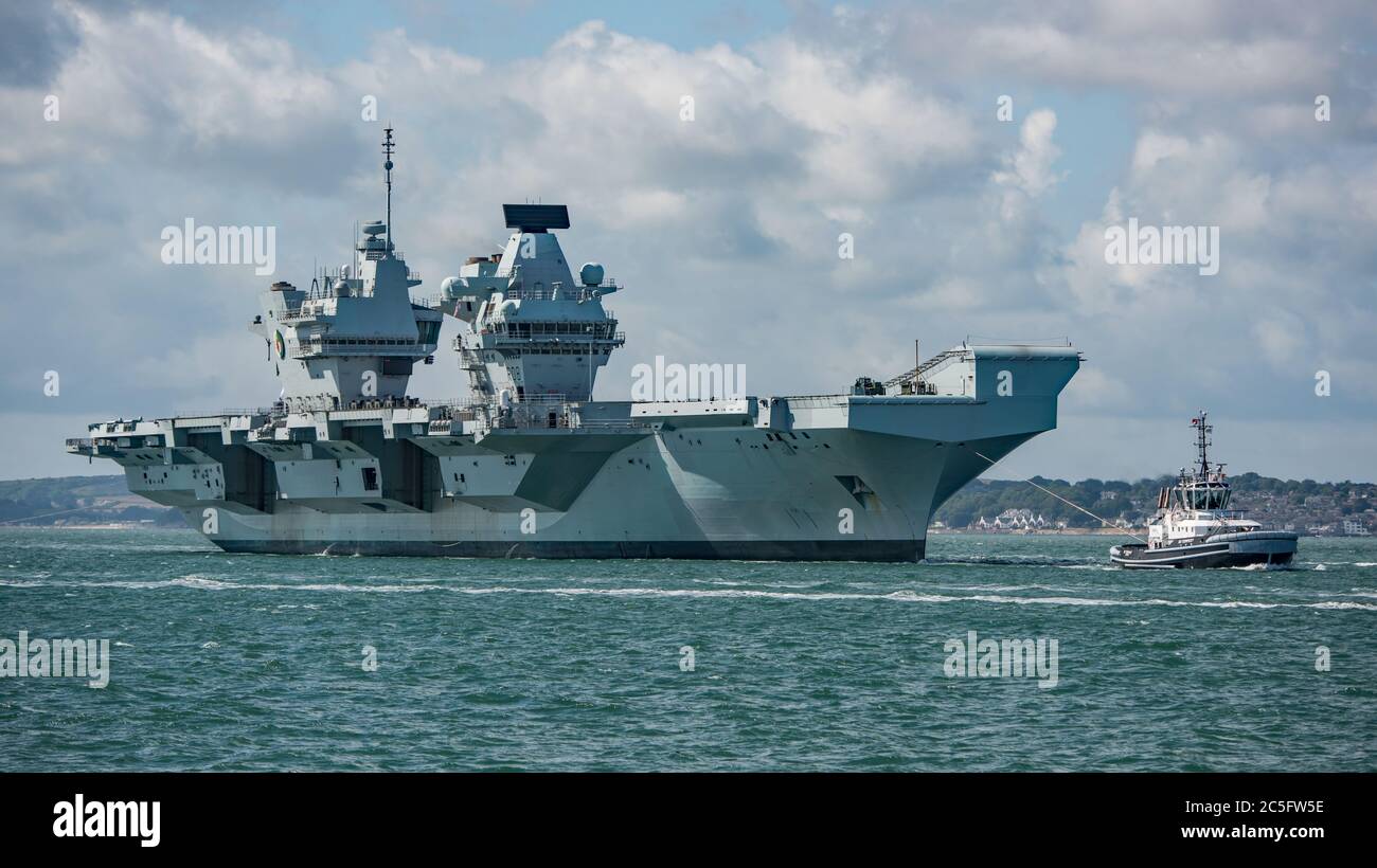 The Royal Navy aircraft carrier HMS Queen Elizabeth (R08) arrived back ...