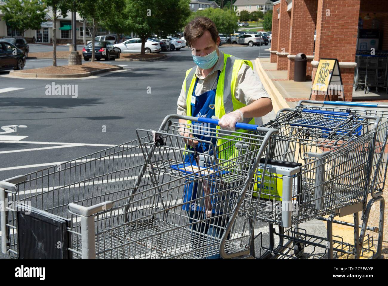 Kroger employee hi-res stock photography and images - Alamy